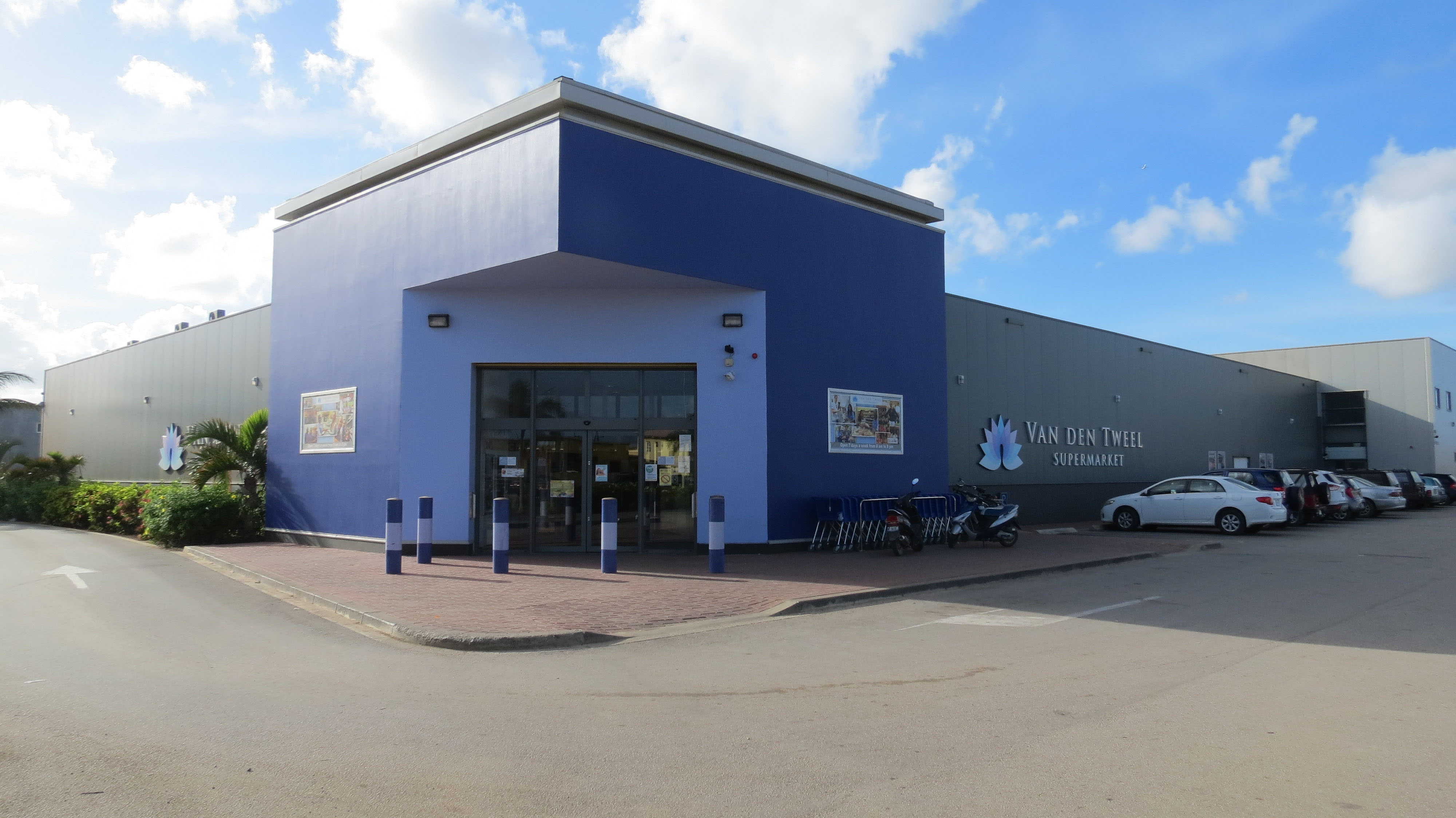 van-den-tweel-supermarket - Caribbean Islands Maps and Guides